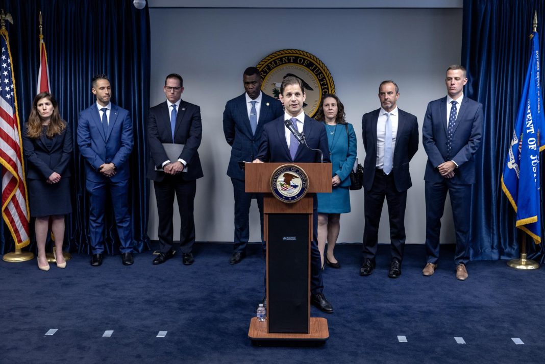 Exembajador de EE.UU. Víctor Rocha es sentenciado a 15 años de cárcel ...