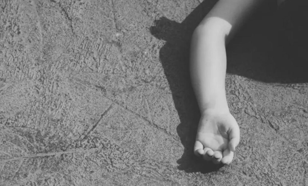 Hallan a un niño muerto con fracturas y golpes; acusan al padre ...