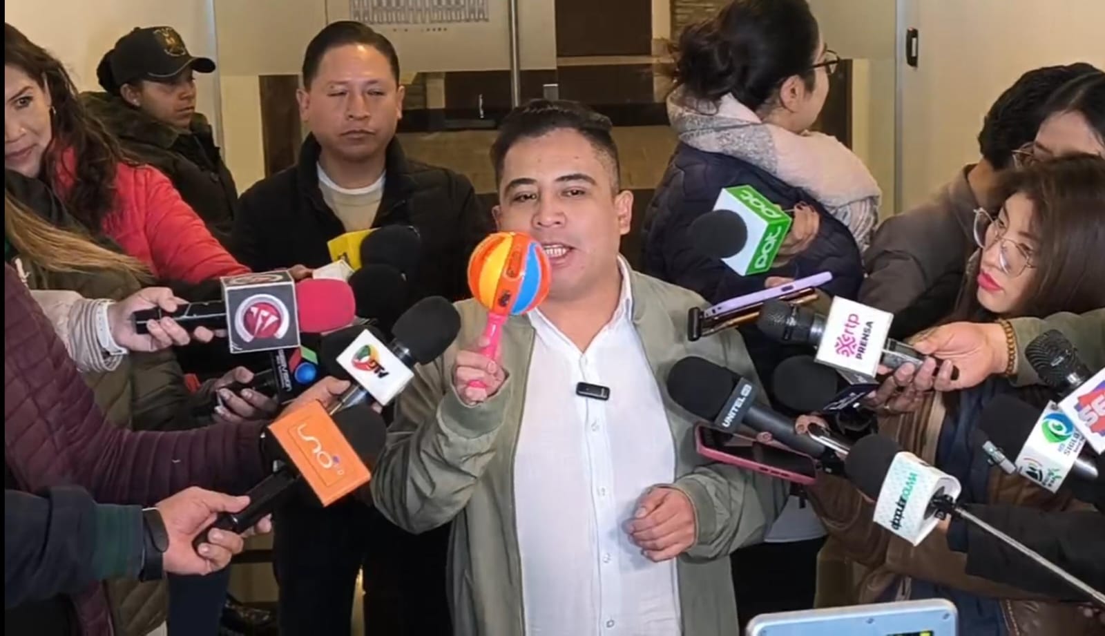 Astorga entrega una sonajera a Andrónico Rodríguez y lo llama "hijo ...