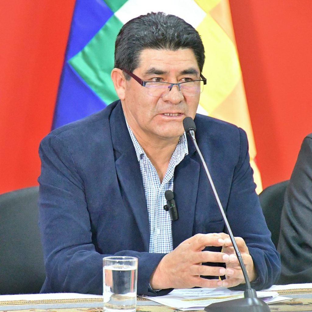 Denuncian al Ministro de Educación por nepotismo y uso indebido de ...