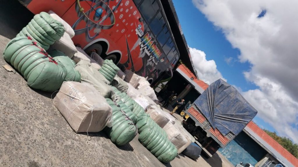 Aduana Nacional comisa ropa usada y nueva escondida en un bus - La ...