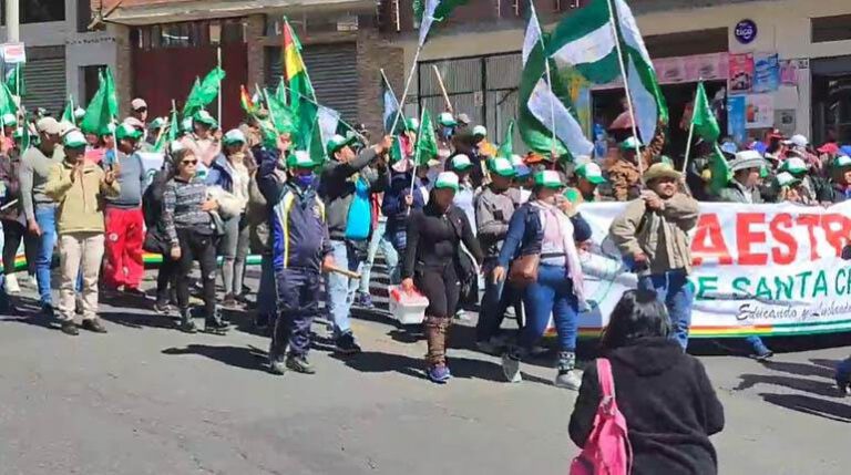 Maestros marchan en La Paz en rechazo a la malla curricular - La Patria ...