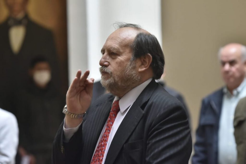 Aníbal Cruz dejó el cargo y Marcelo Navajas asume como nuevo ministro ...