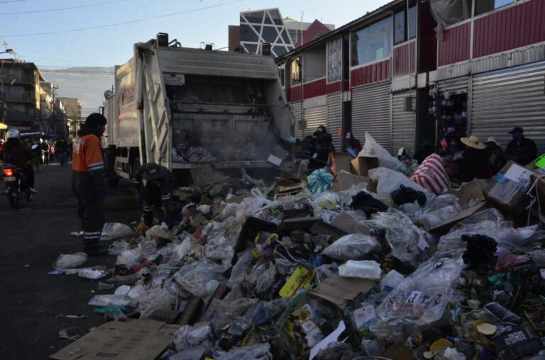 Cochabamba: Después de 10 días los carros recolectores de basura logran ...