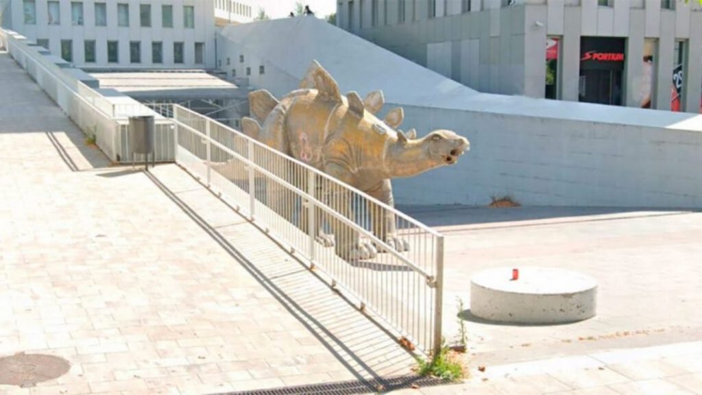 Encuentran un cadáver en el interior de la pata de un dinosaurio en ...