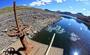 Comunarios cierran válvulas y dejan sin agua a dos distritos de ...