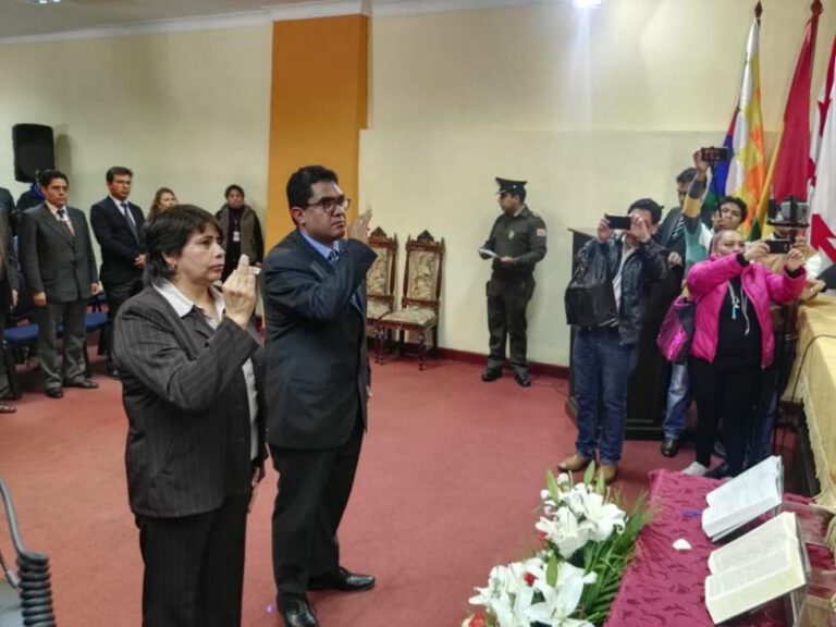 Felipe Azurduy asume la Fiscalía de Oruro - La Patria 3.0 | Periódico ...