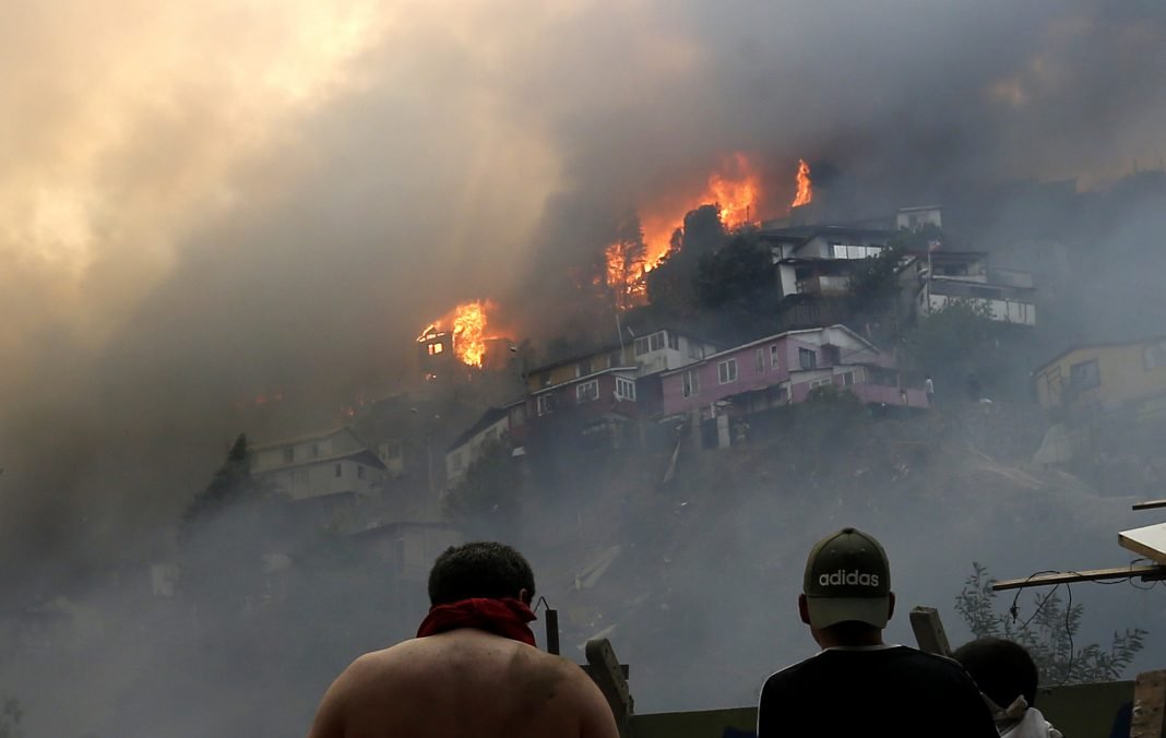 Incendio en Valparaíso provocó la evacuación de miles de personas - La ...